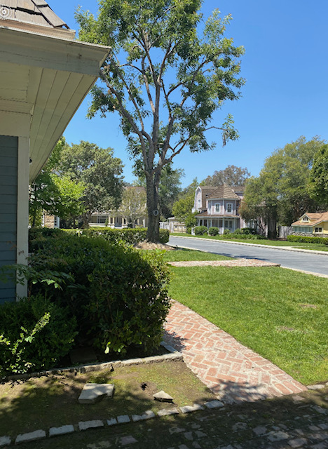 The Original-Universal Beaver House vs The Modern – Phantom of the Backlots